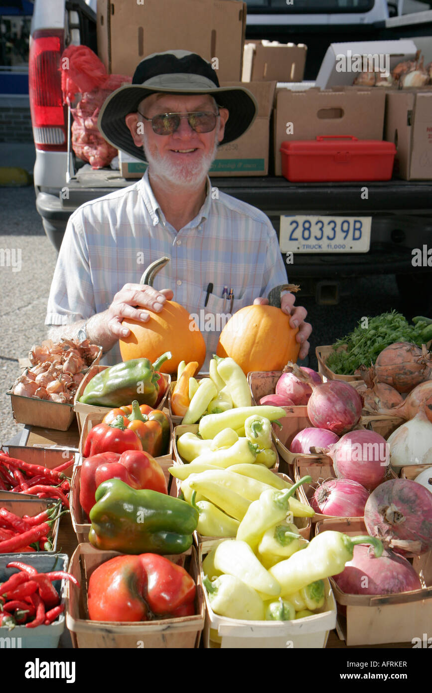 Elderly farmers market hi-res stock photography and images - Alamy