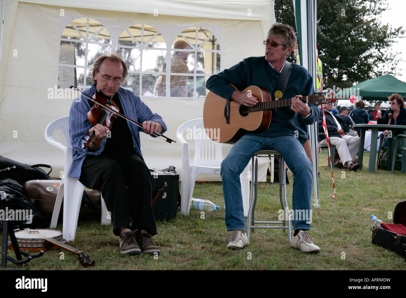 Singers performing hi-res stock photography and images - Alamy