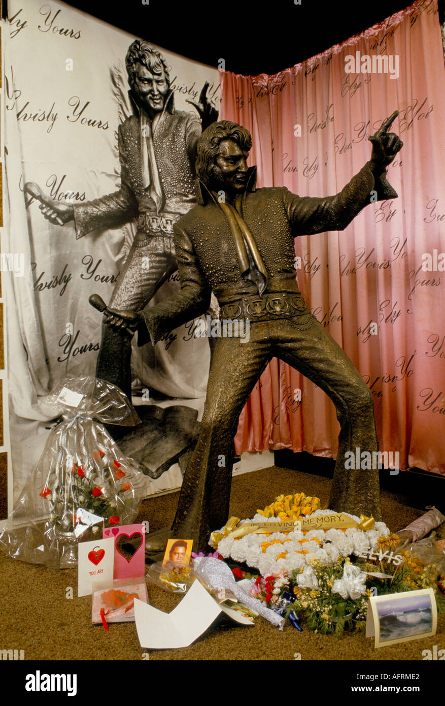 ELVIS PRESLEY LIFE SIZE BRONZE STATUE PHOTO HOMER SYKES Stock Photo - Alamy