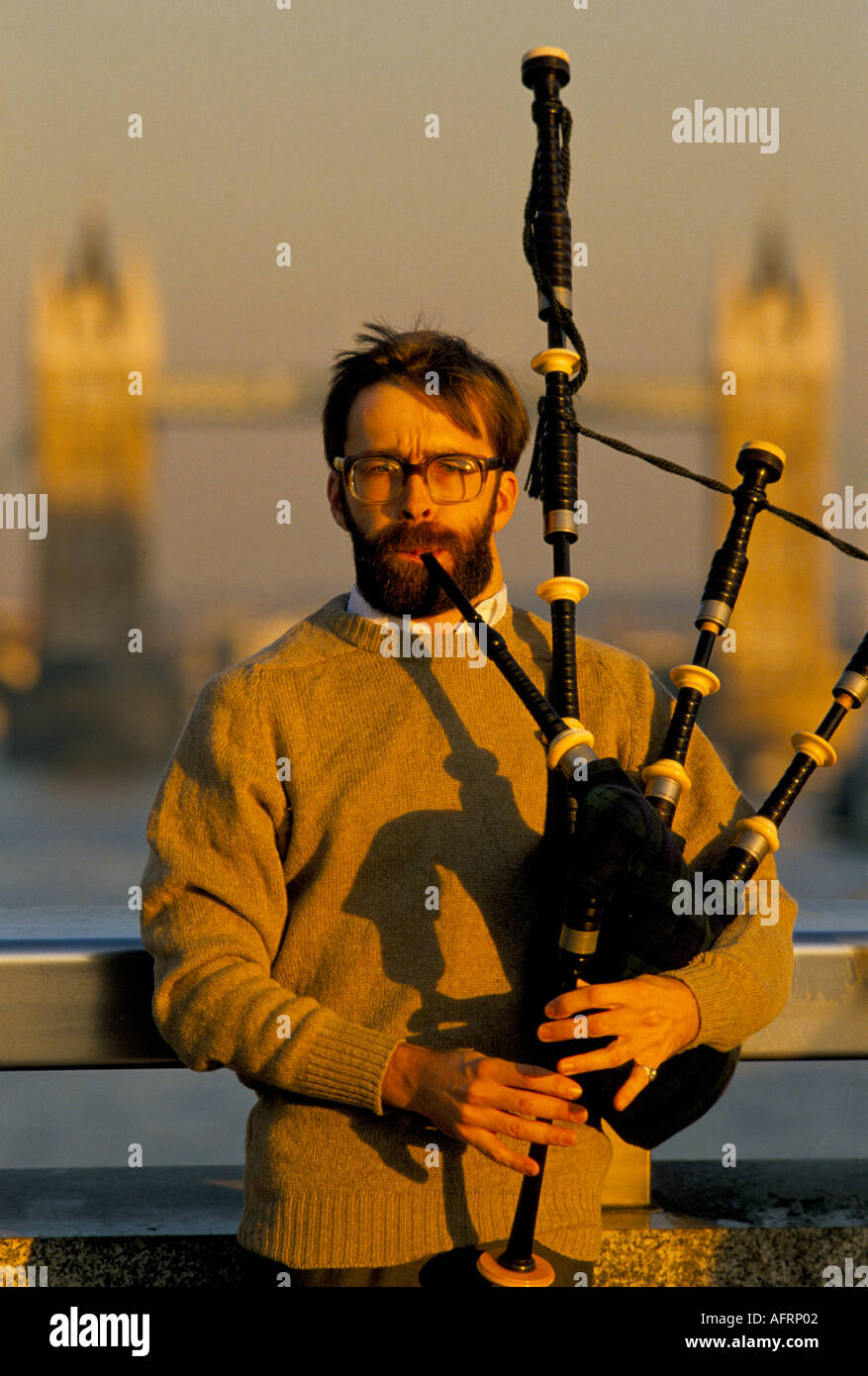 Scottish bagpiper at tower bridge hi-res stock photography and images ...