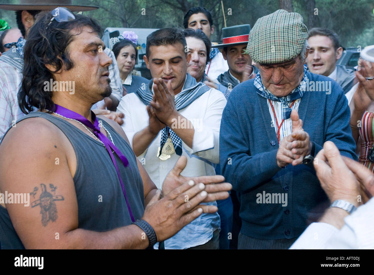 Men clapping hands hi-res stock photography and images - Alamy