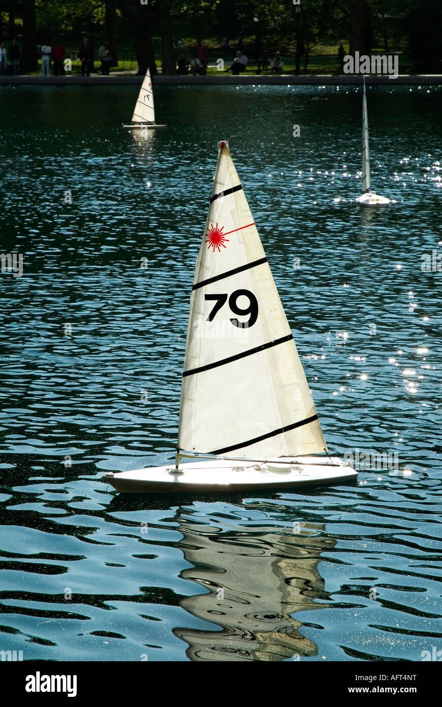 Model boat sailing at the conservatory water in Central Park Manhattan ...