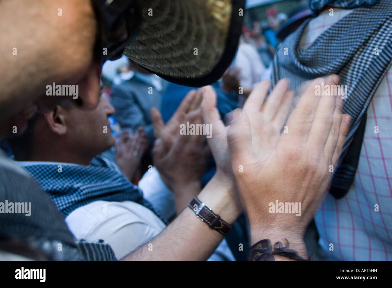 Men clapping hands hi-res stock photography and images - Alamy