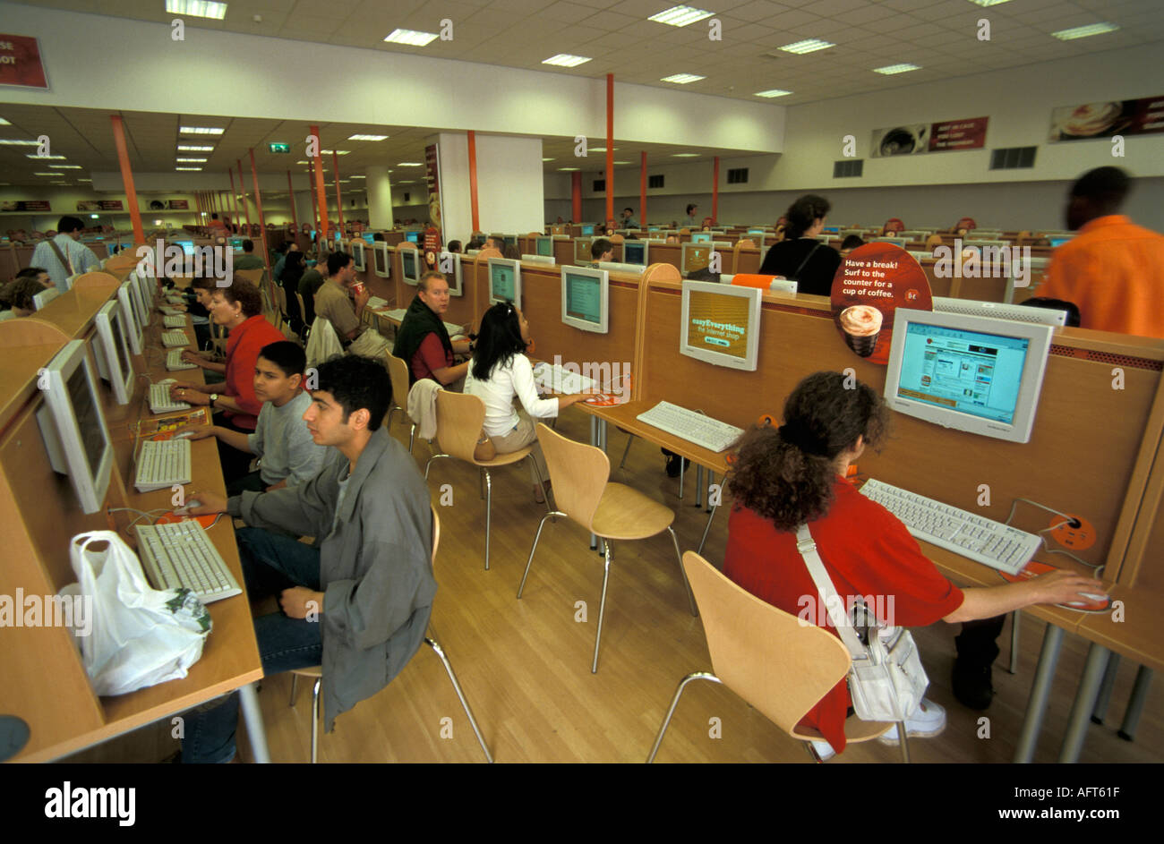 Internet cafe hi-res stock photography and images - Alamy