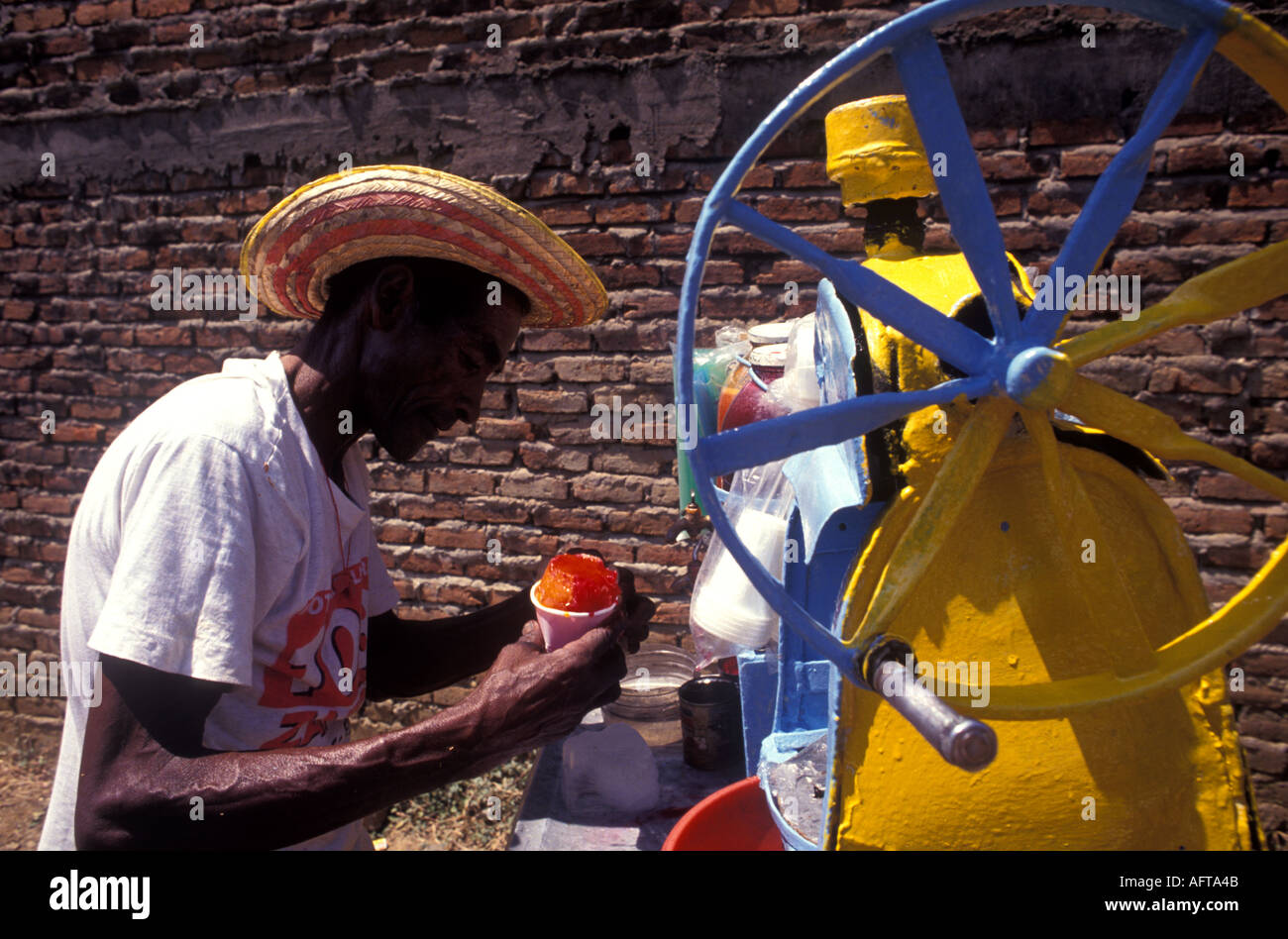Colombia. Crushed ice drink vendor in Cali Stock Photo - Alamy