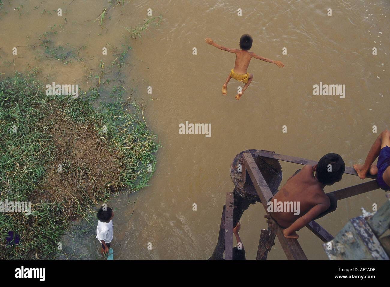 Children jumping off a bridge hi-res stock photography and images - Alamy