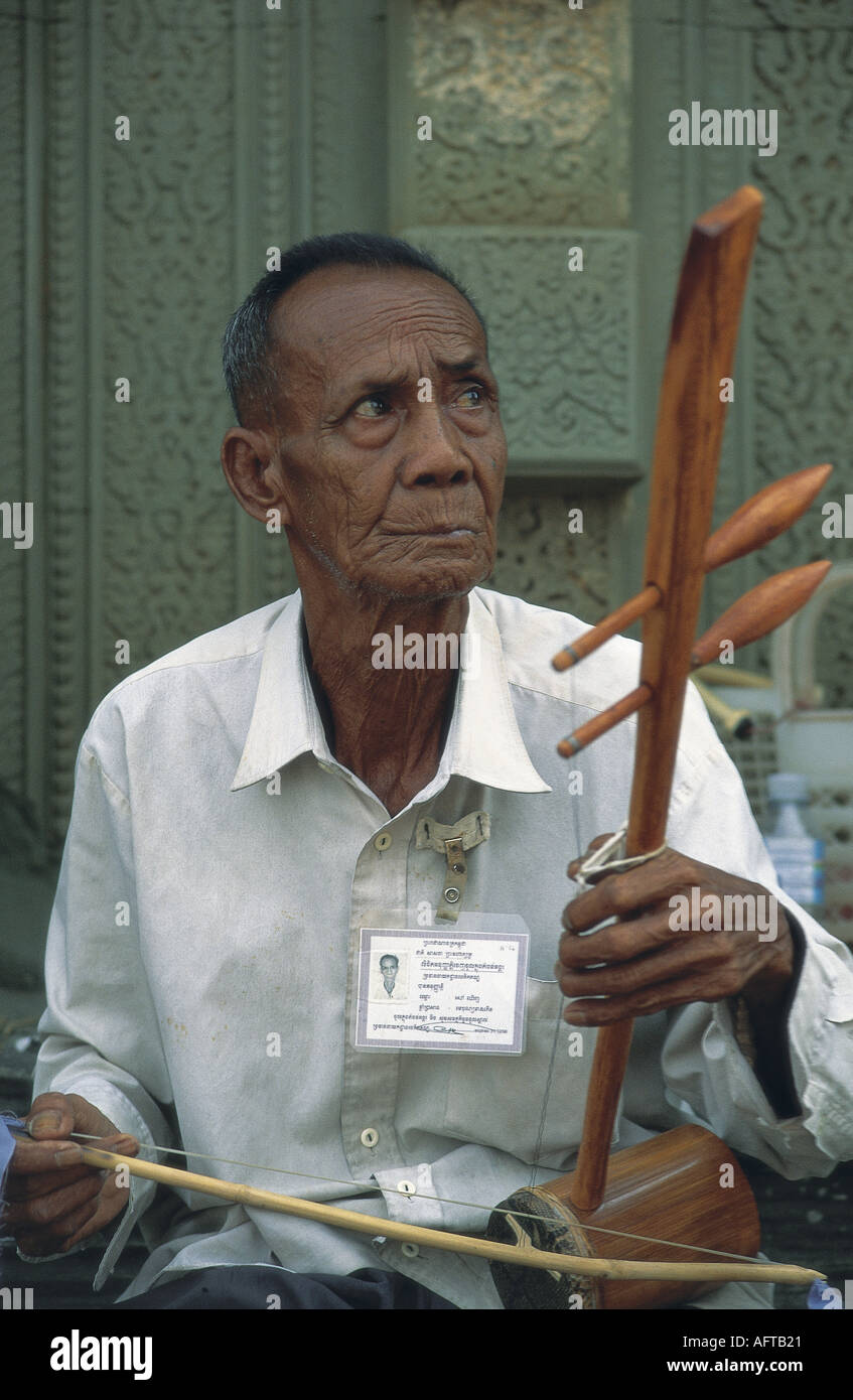 Man playing traditional khmer musical instrument angkor wat siem reap ...