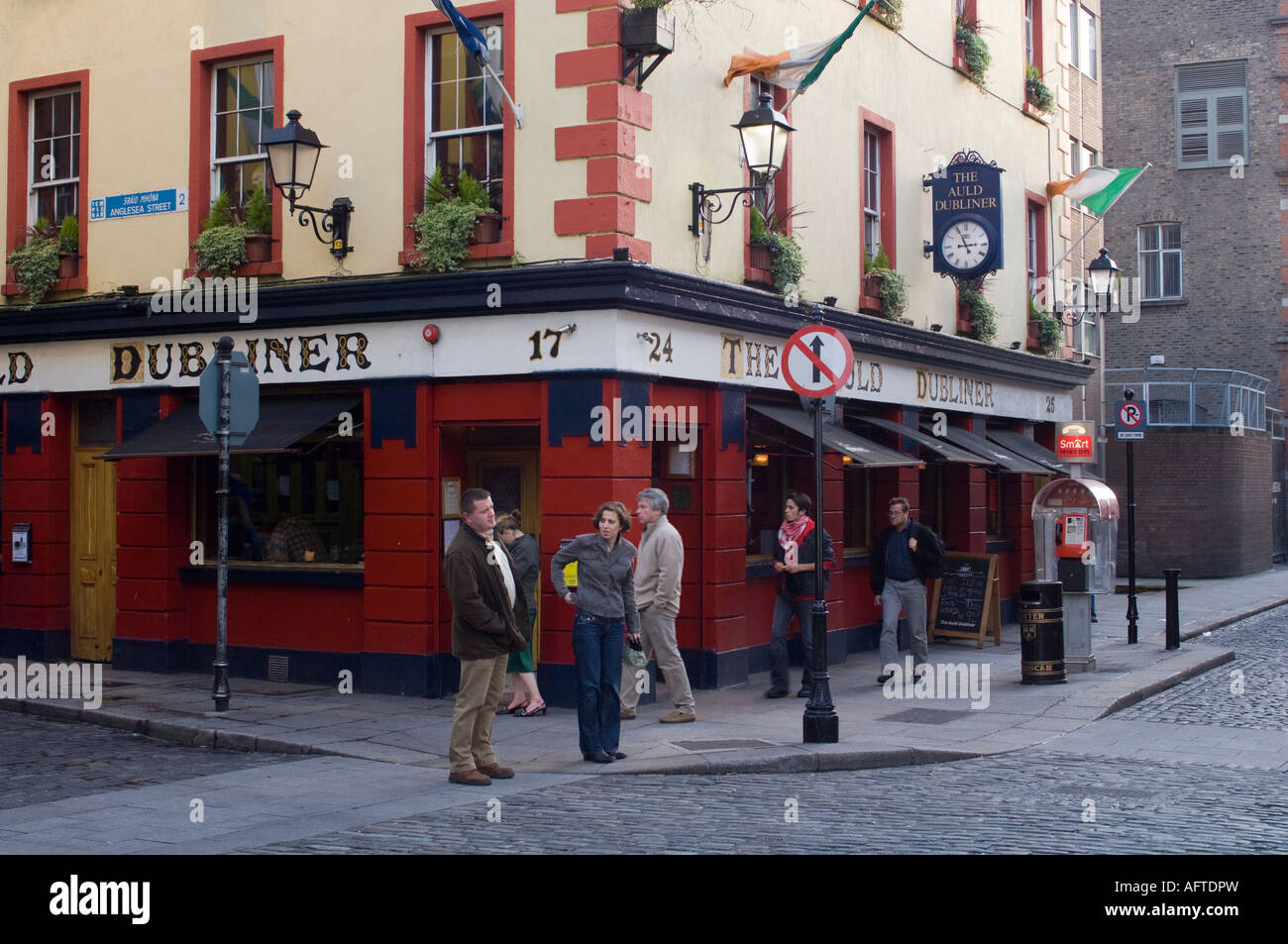 The Old Dubliner pub Temple Bar Dublin Stock Photo - Alamy
