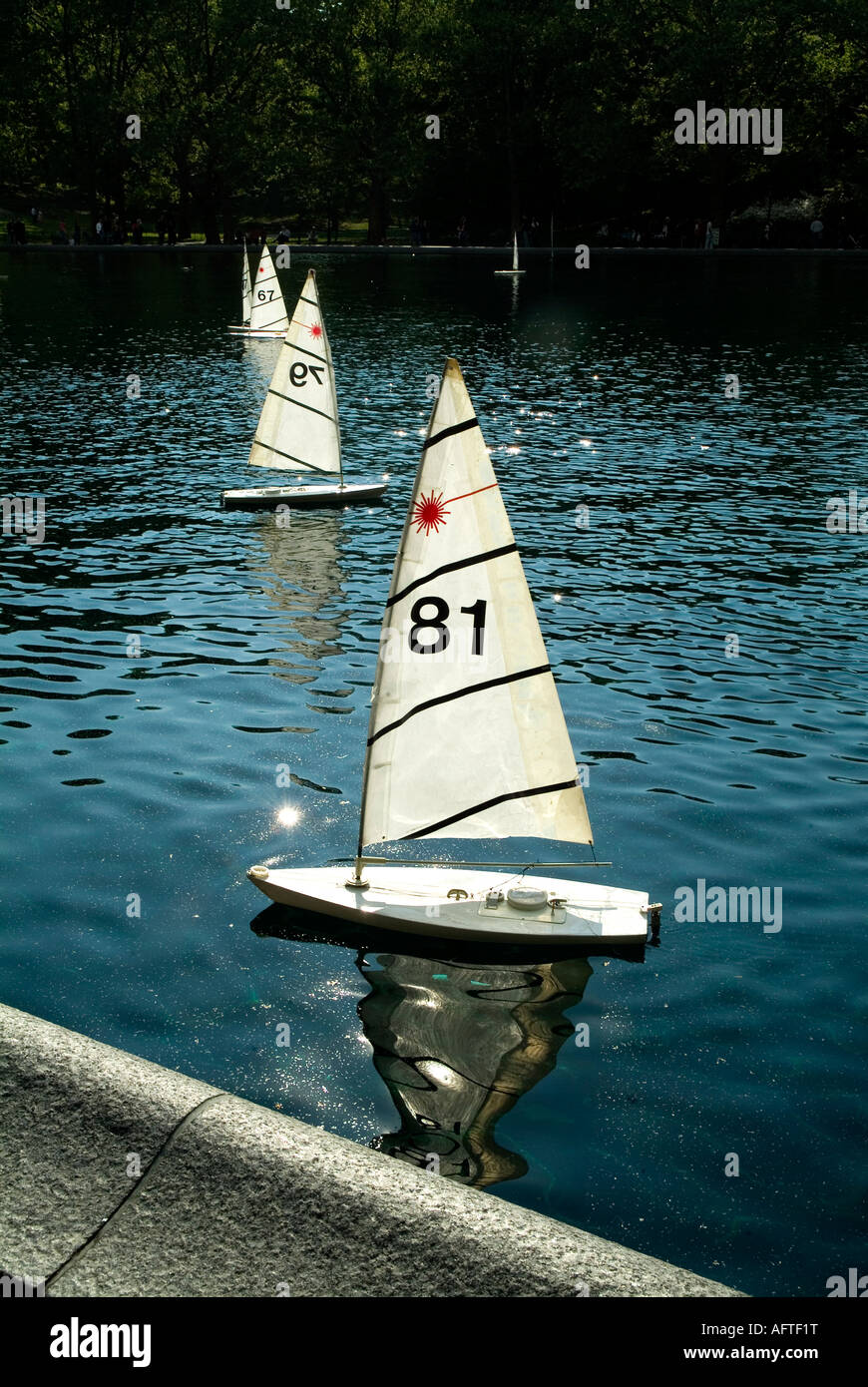 Model boat sailing at the conservatory water in Central Park Manhattan ...