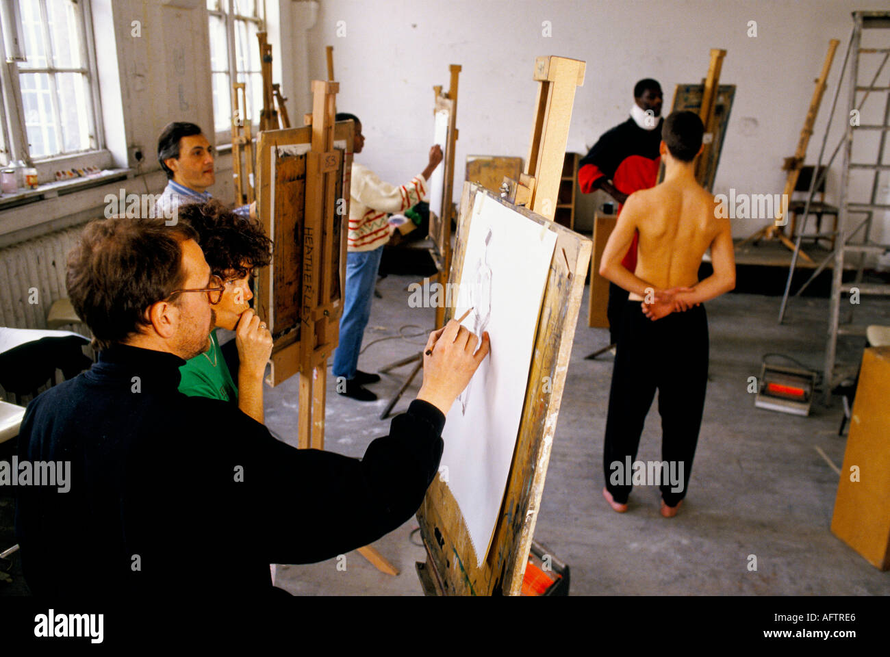 Life model art class hi-res stock photography and images - Alamy
