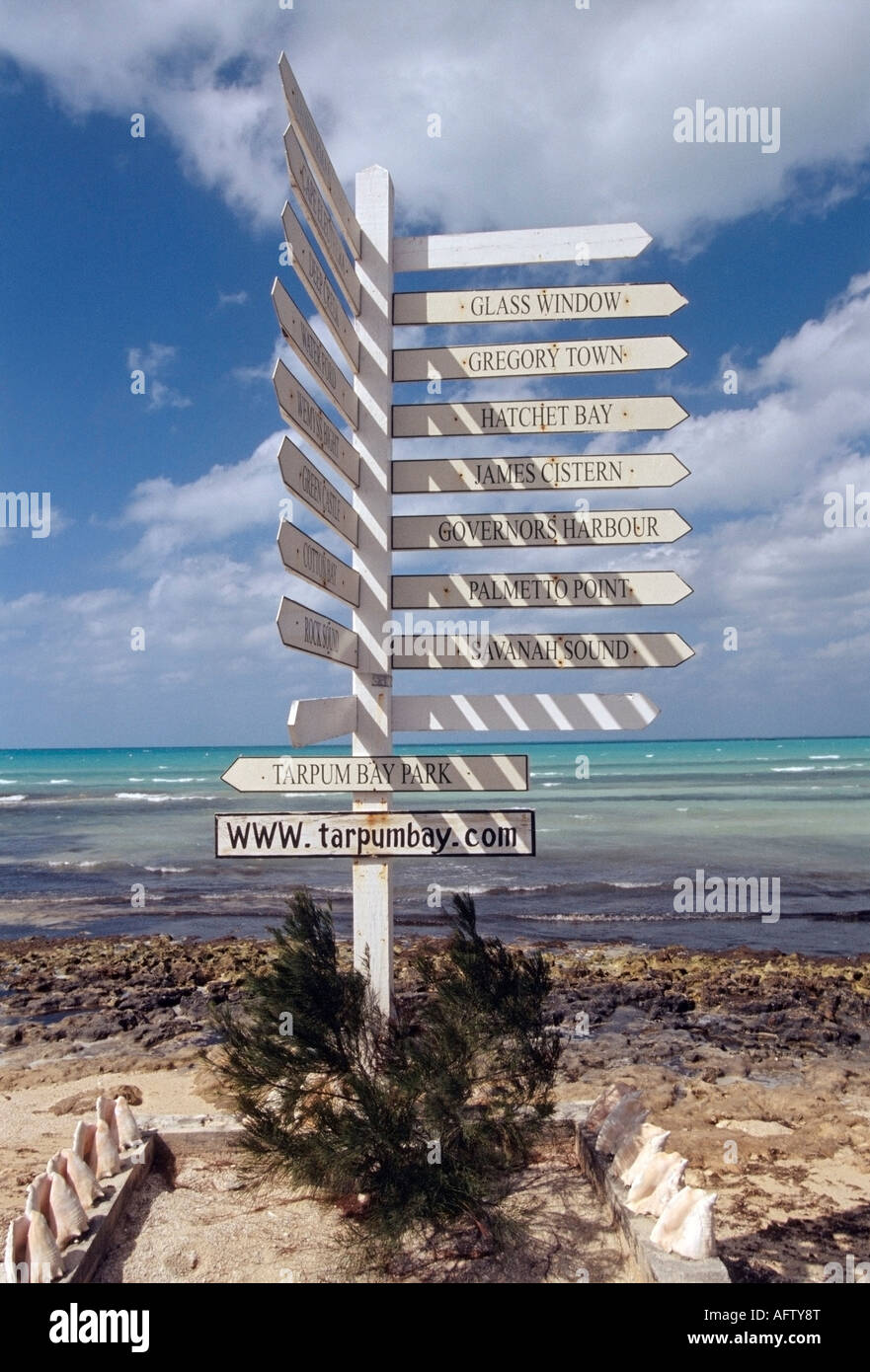 Direction markers hi-res stock photography and images - Alamy