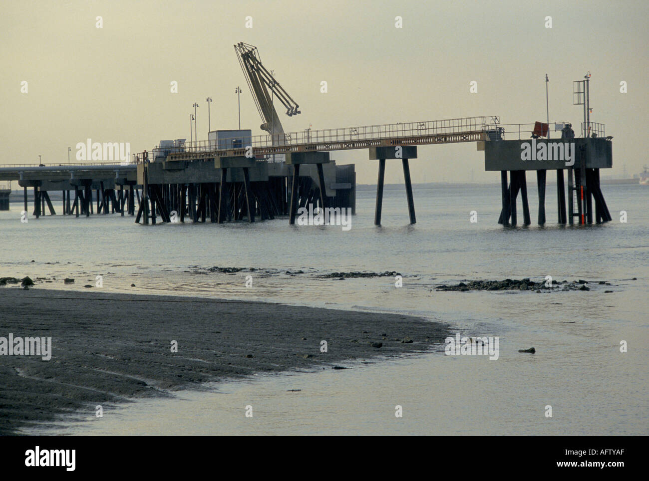 Thames estuary 1990s UK. River Thames at low tide, an old landing pier ...