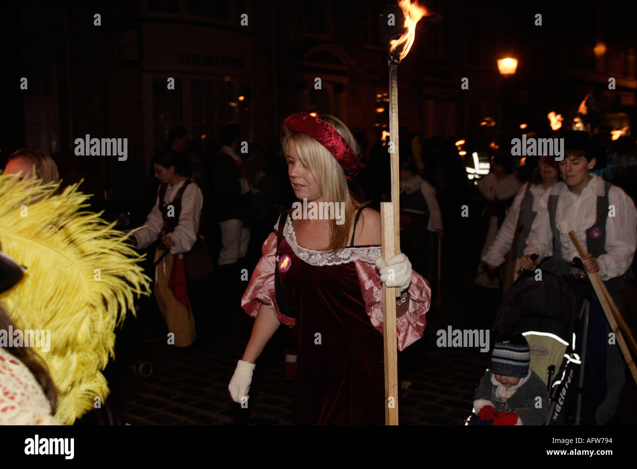LEWES BONFIRE NIGHT PROCESSION LADY CARRYING TORCH LEWES UK Stock Photo ...