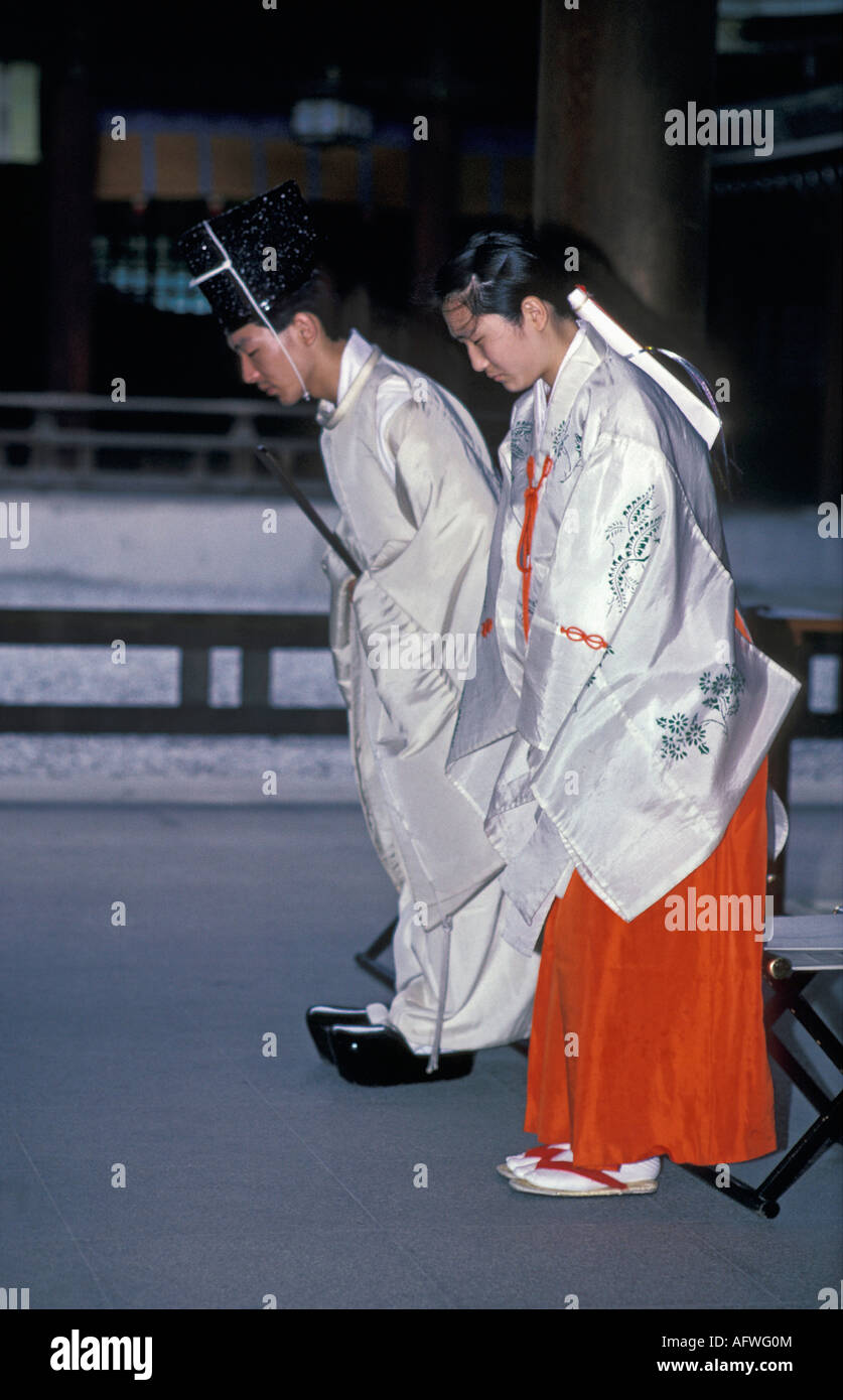 Japanese women bowing hi-res stock photography and images - Alamy