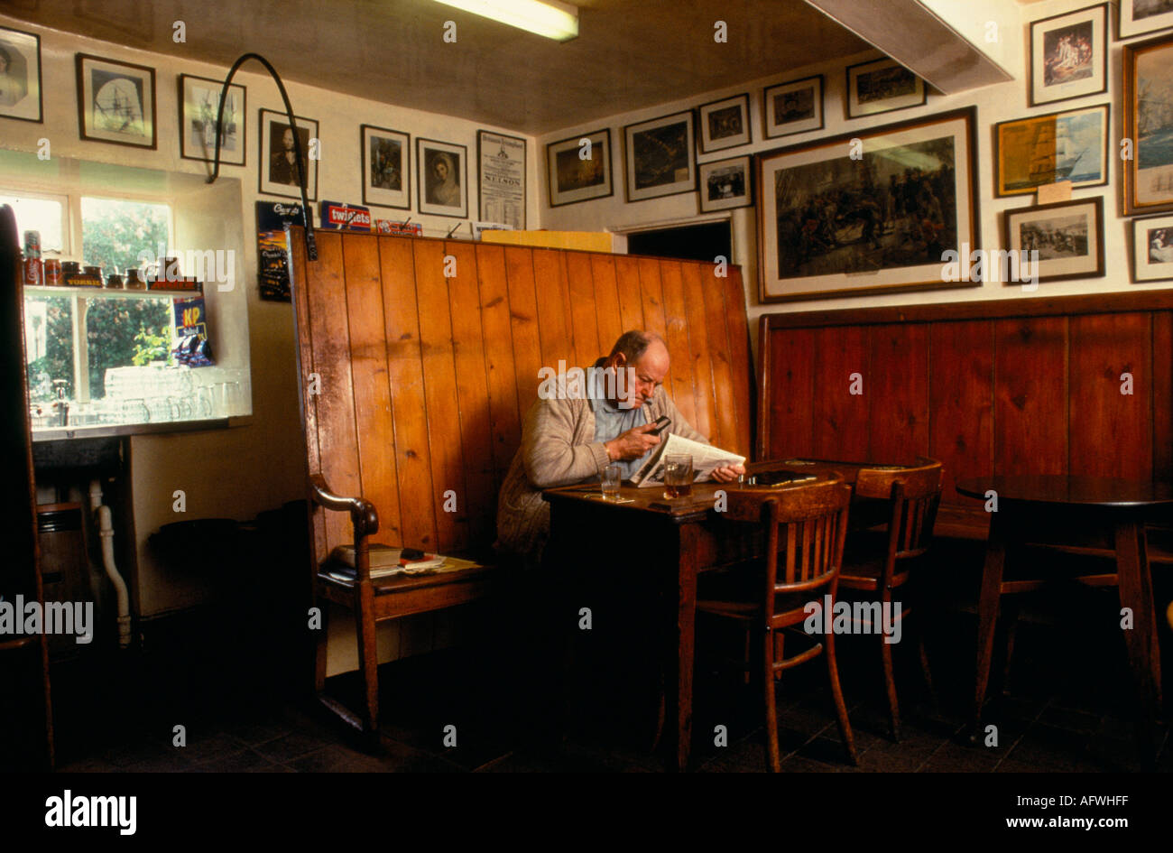 Inside pub 1990s hi-res stock photography and images - Alamy