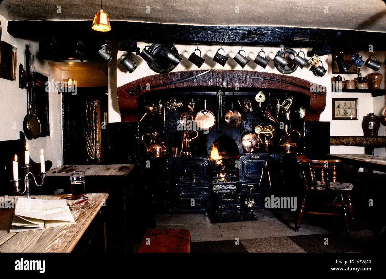 Inside pub 1990s hi-res stock photography and images - Alamy