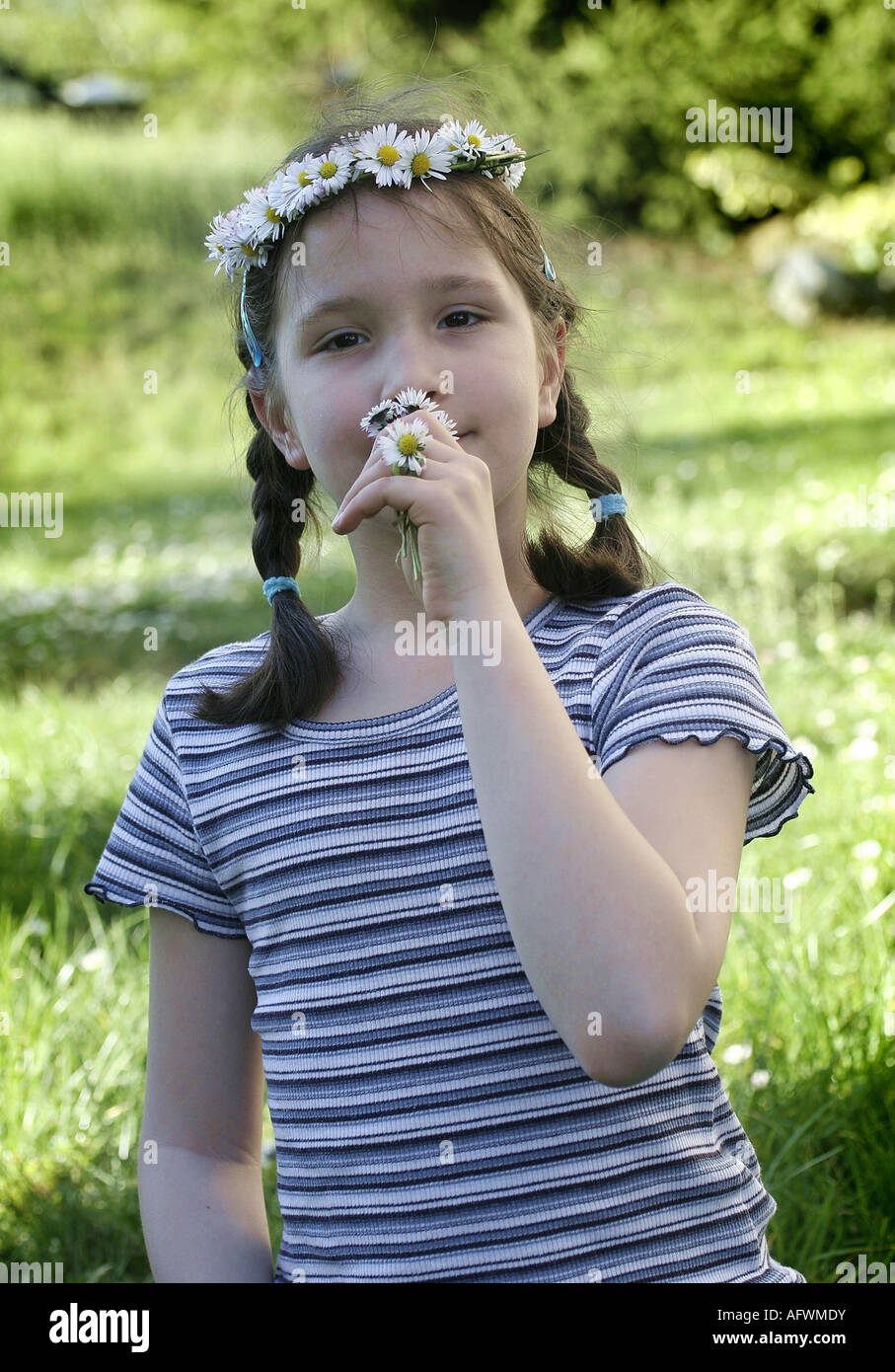 Girl with daisy chain hi-res stock photography and images - Alamy