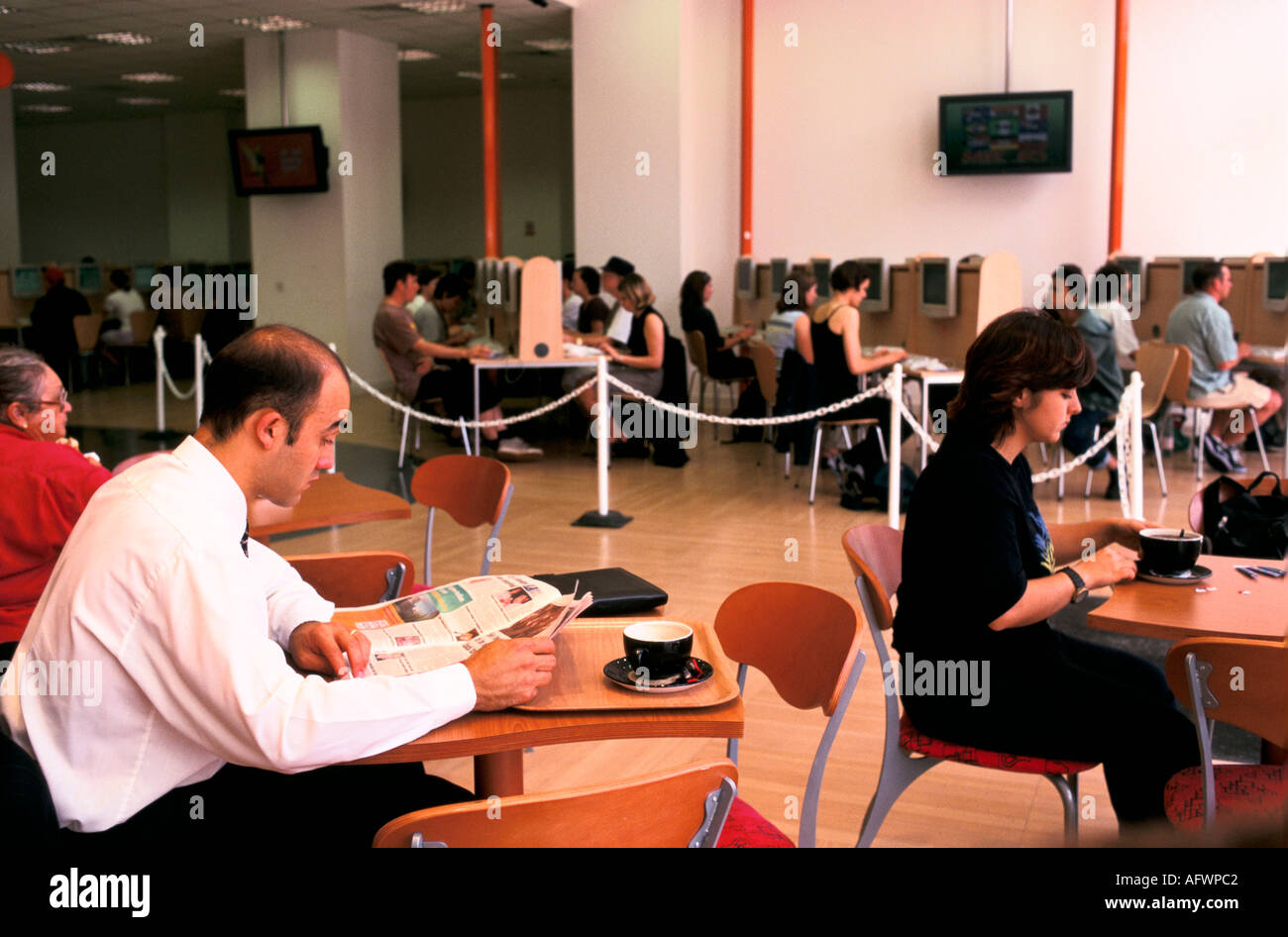 Internet cafe 1990s hi-res stock photography and images - Alamy