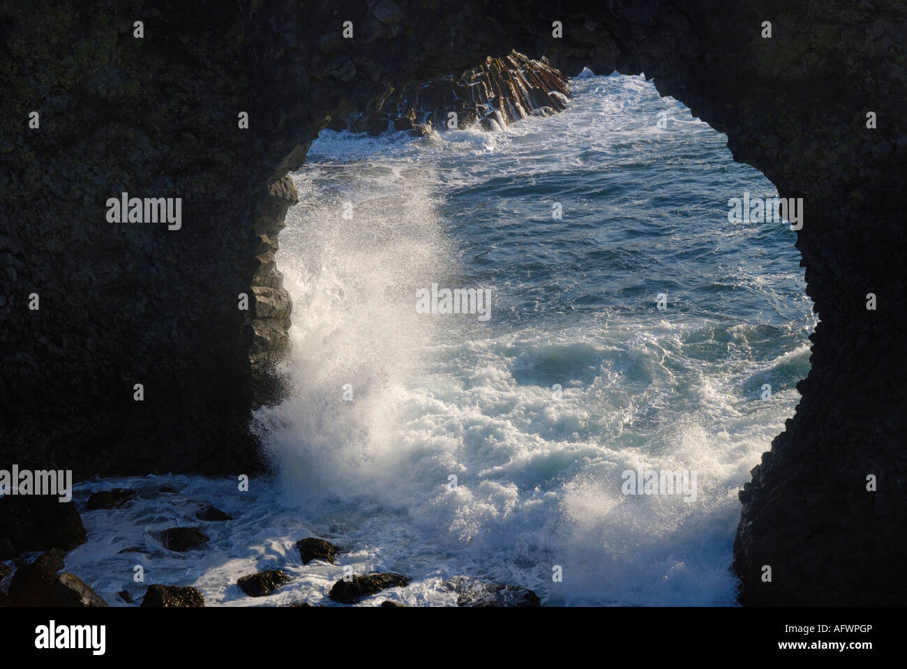 Wave cut arch hi-res stock photography and images - Alamy