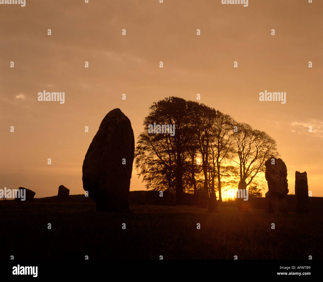 Sun over stone henge hi-res stock photography and images - Alamy