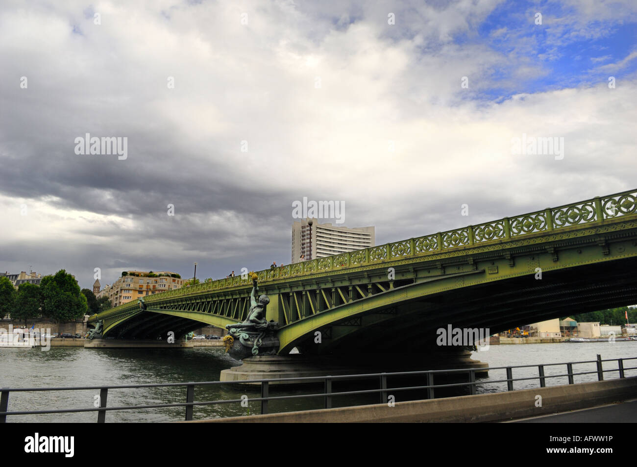 Mirabeau bridge paris france hi-res stock photography and images - Alamy