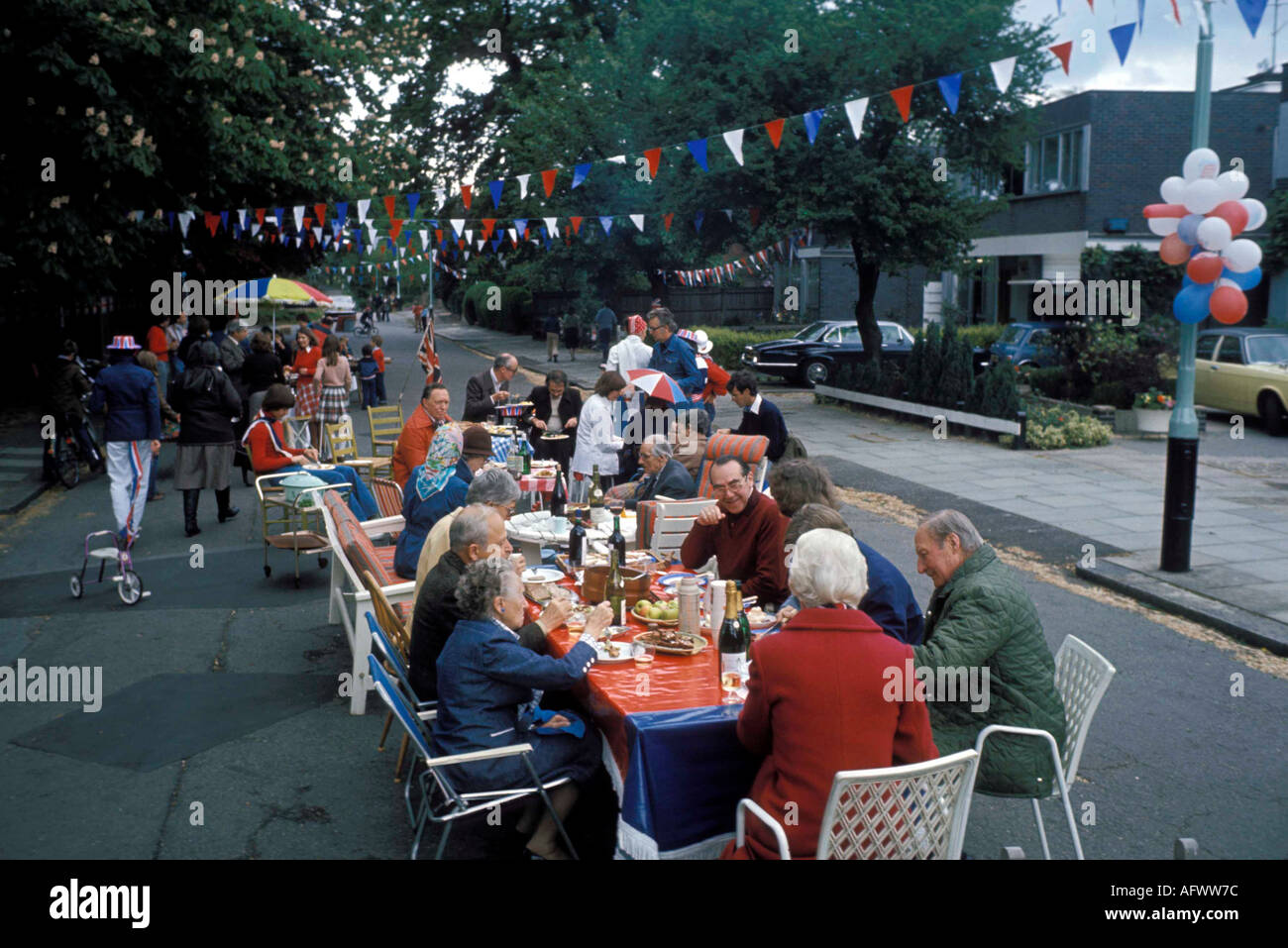 Silver jubilee 1977 street party hi-res stock photography and images ...