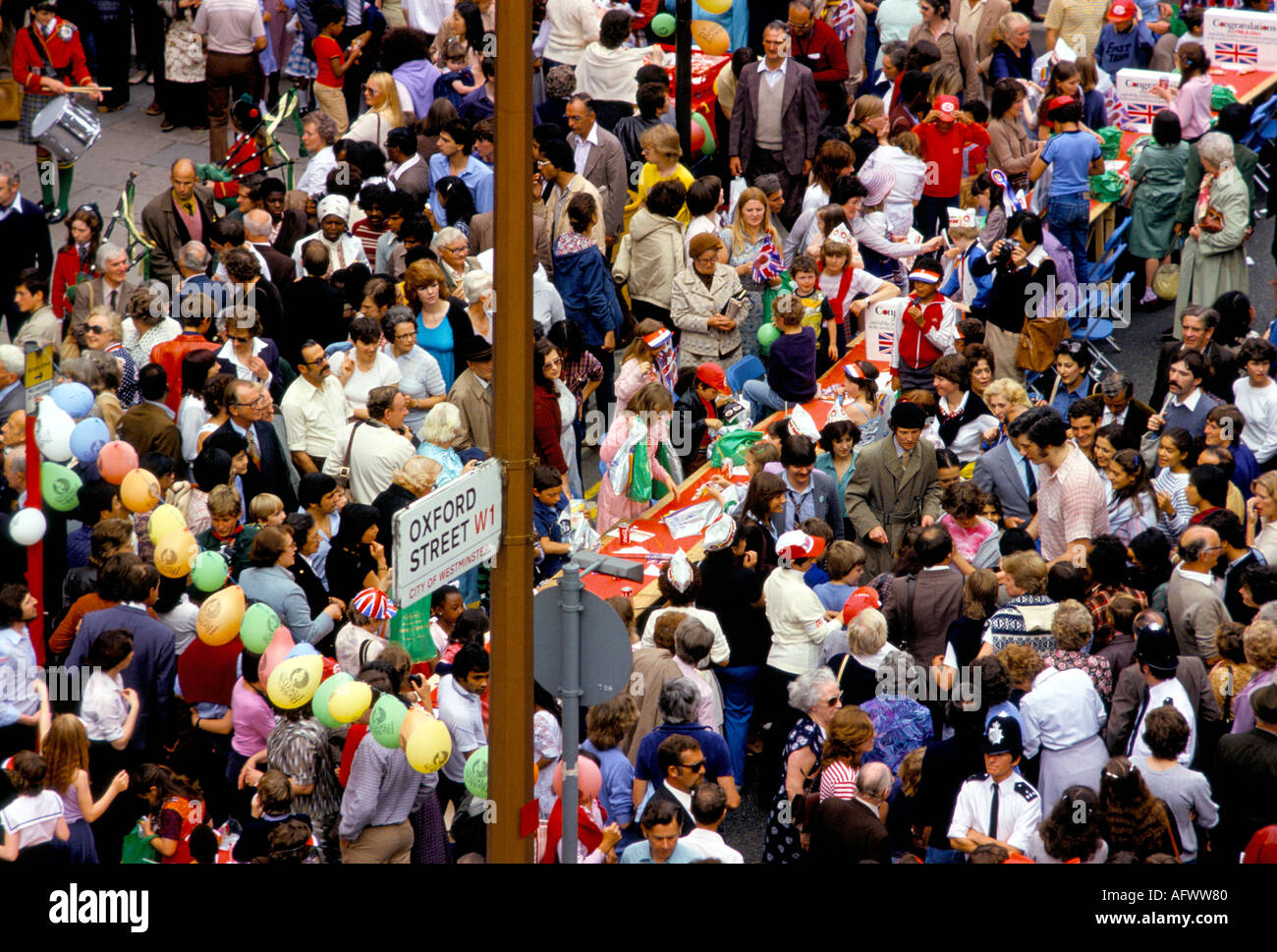 Silver jubilee 1977 street party hi-res stock photography and images ...