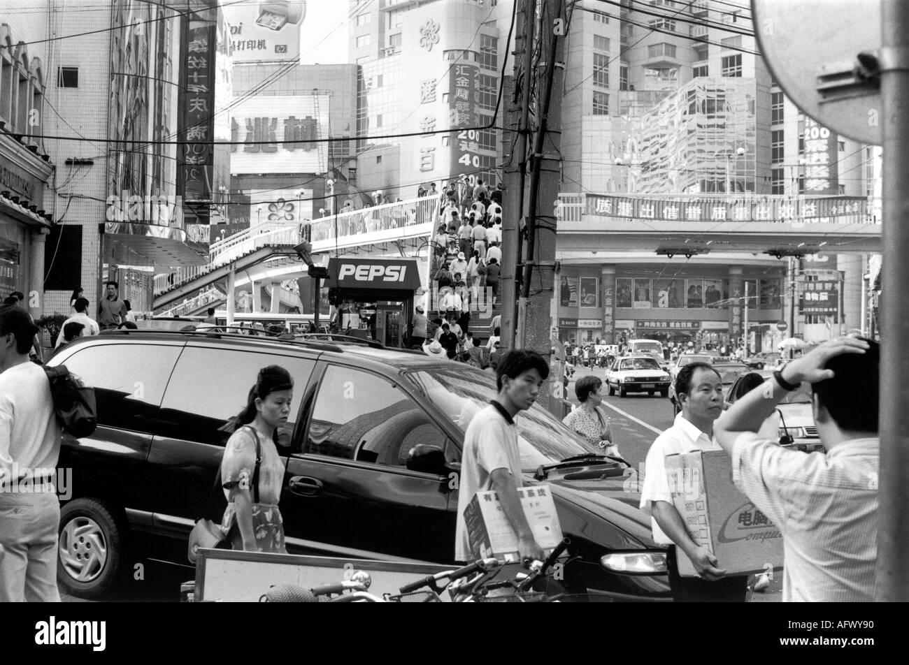 Chinese shopping crowd 2000s hi-res stock photography and images - Alamy