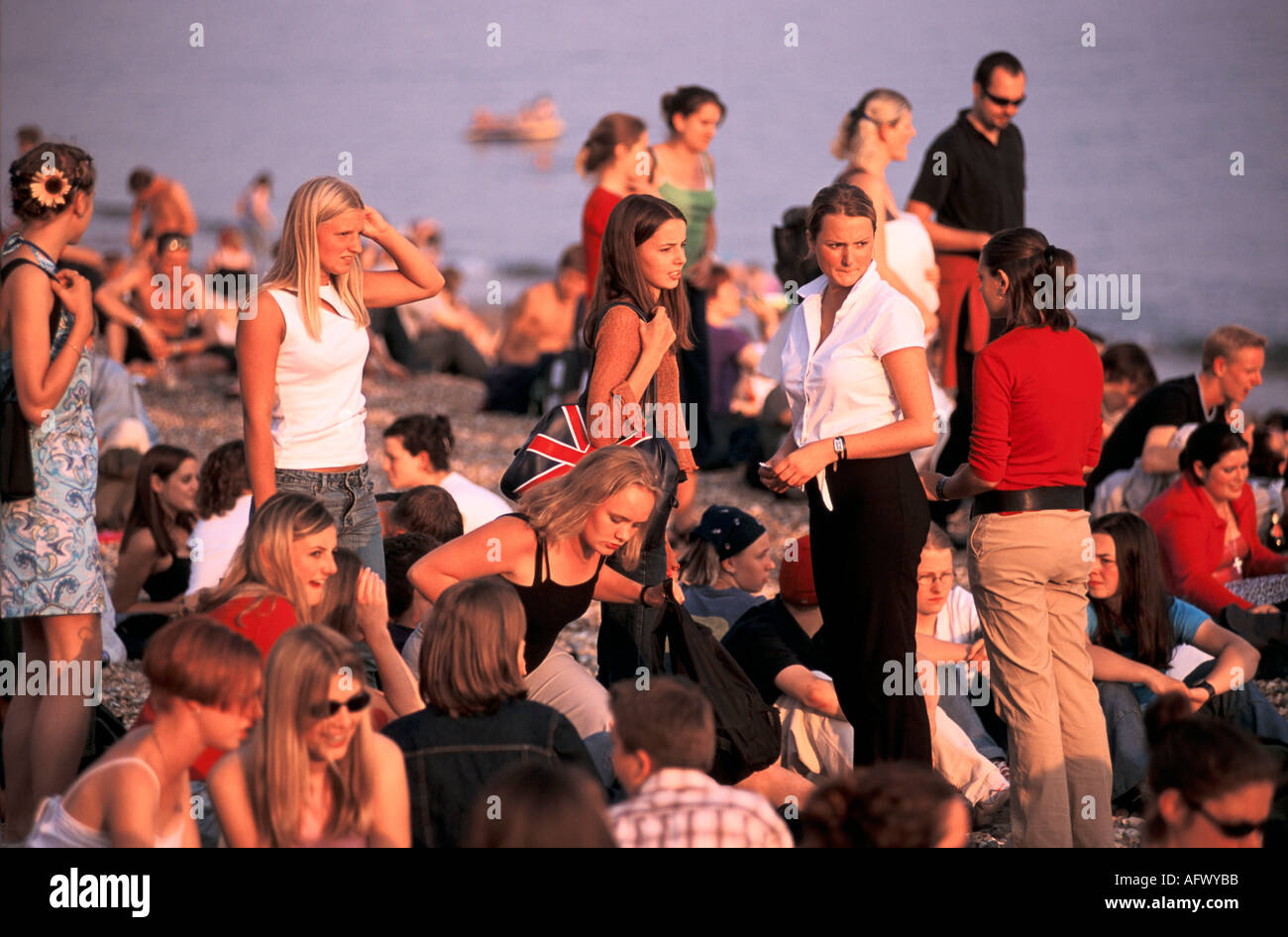 Group of teenagers hanging out beach hi-res stock photography and ...