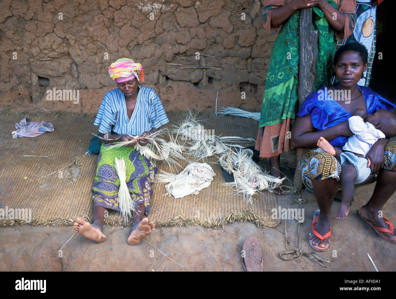 African mother baby mat hi-res stock photography and images - Alamy