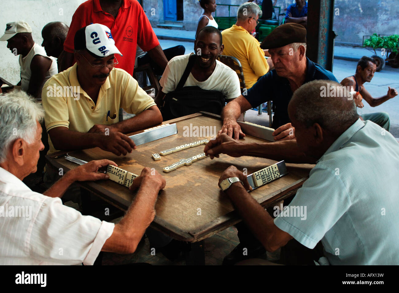 People playing domino habana vieja hi-res stock photography and images ...