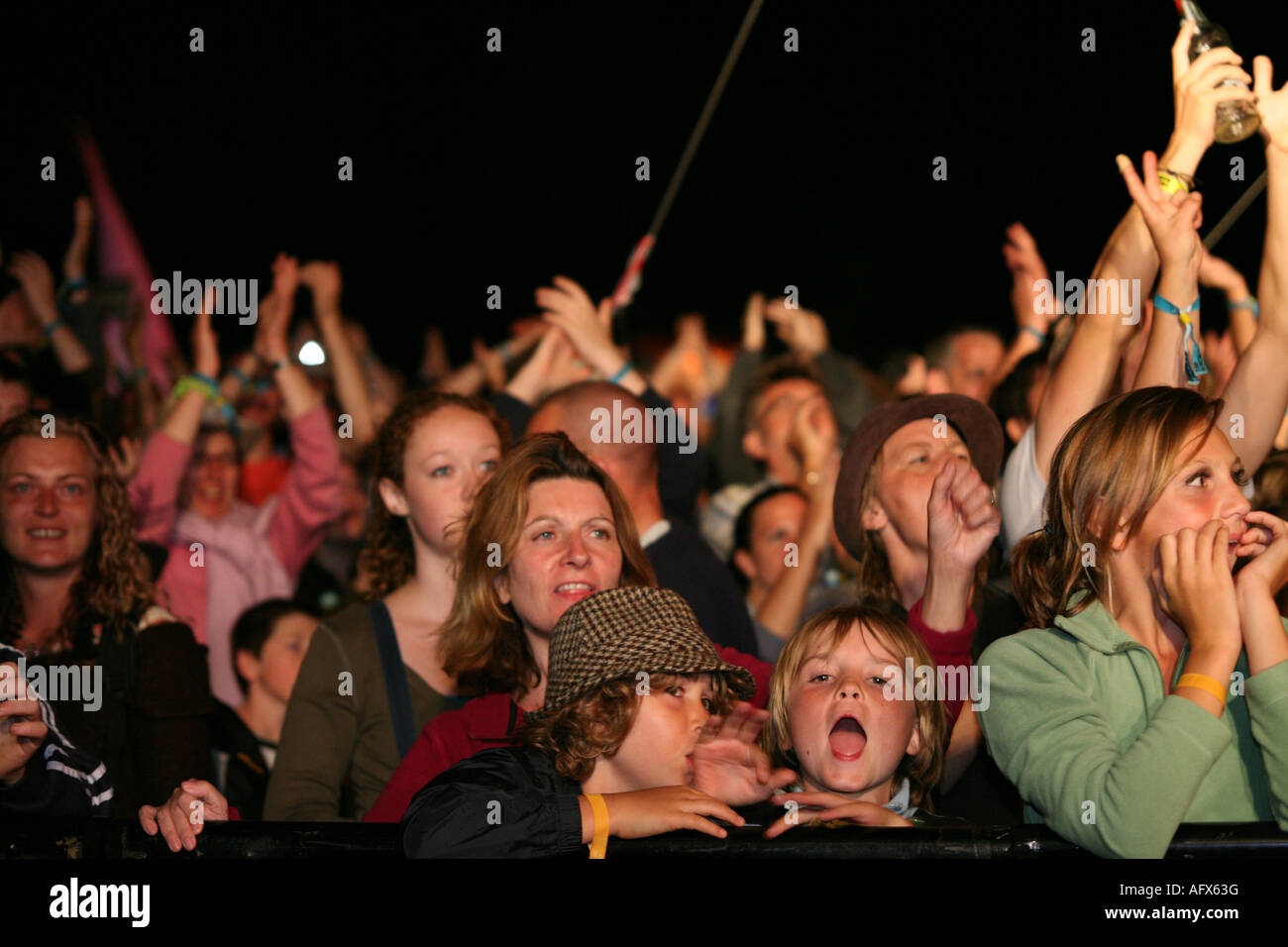 Audience clapping children hi-res stock photography and images - Alamy