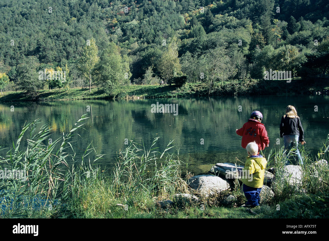 Kinder am See Kids on side of a lake Stock Photo - Alamy