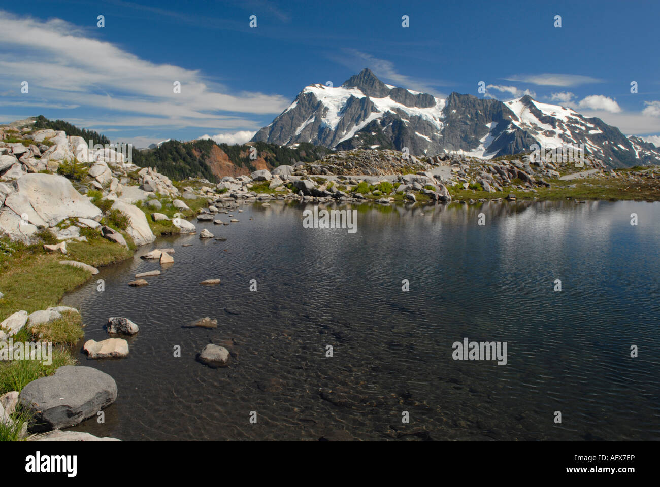 A trail along Artist Ridge overlooking Mount Shuksan Stock Photo - Alamy