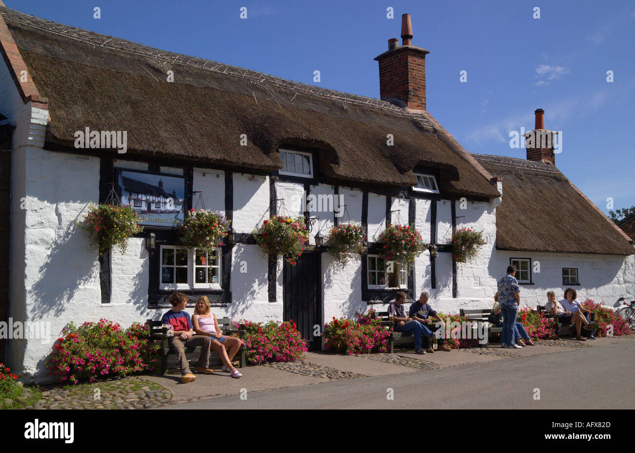Thatched pub exterior hi-res stock photography and images - Alamy