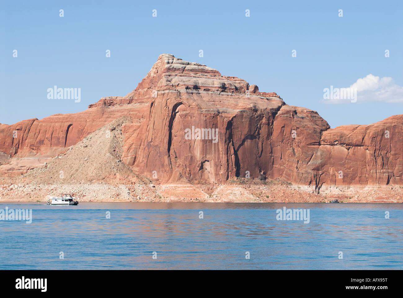 Houseboat traveling on lake powell, Utah Stock Photo - Alamy