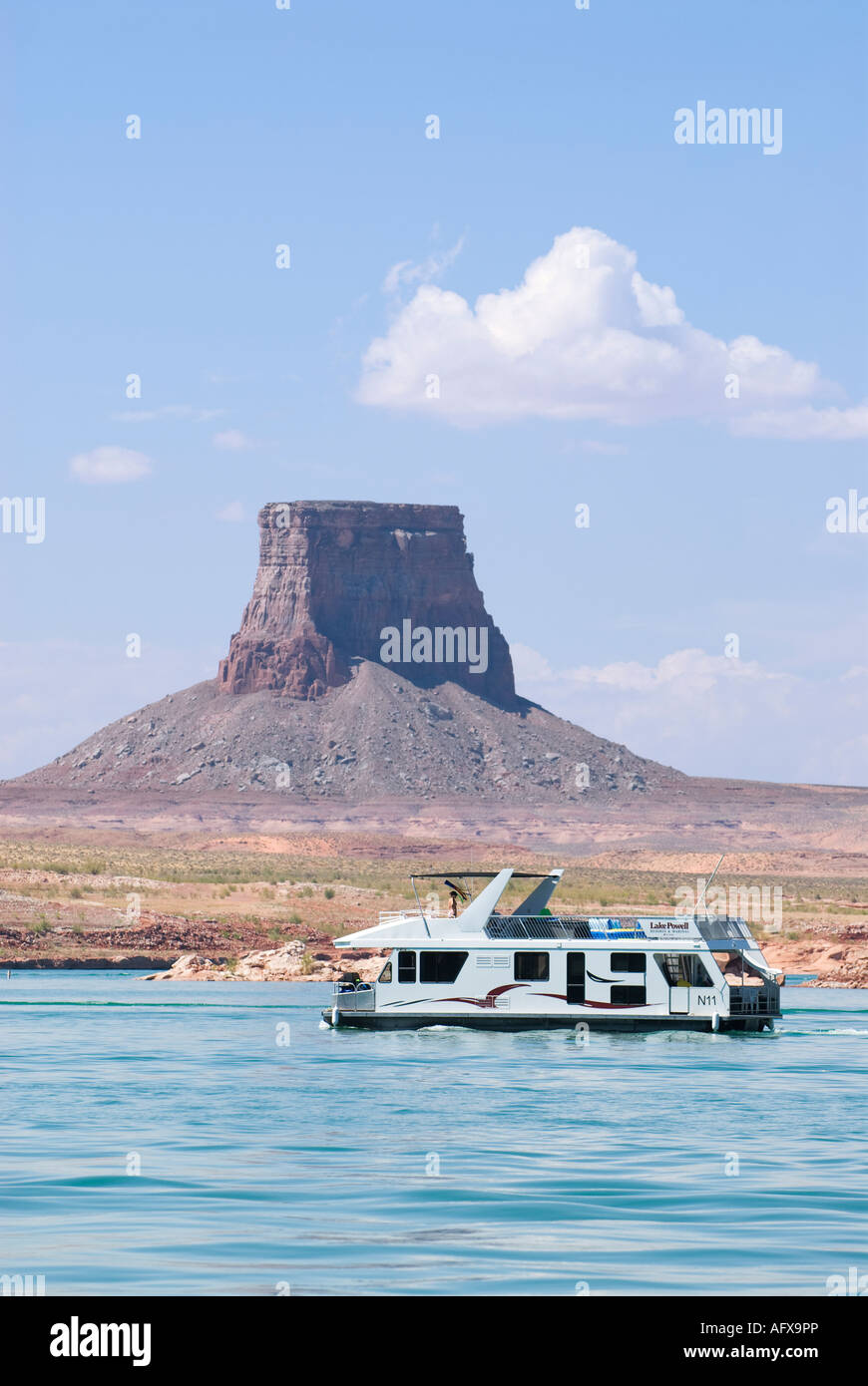 Houseboat traveling on lake powell, Utah Stock Photo - Alamy