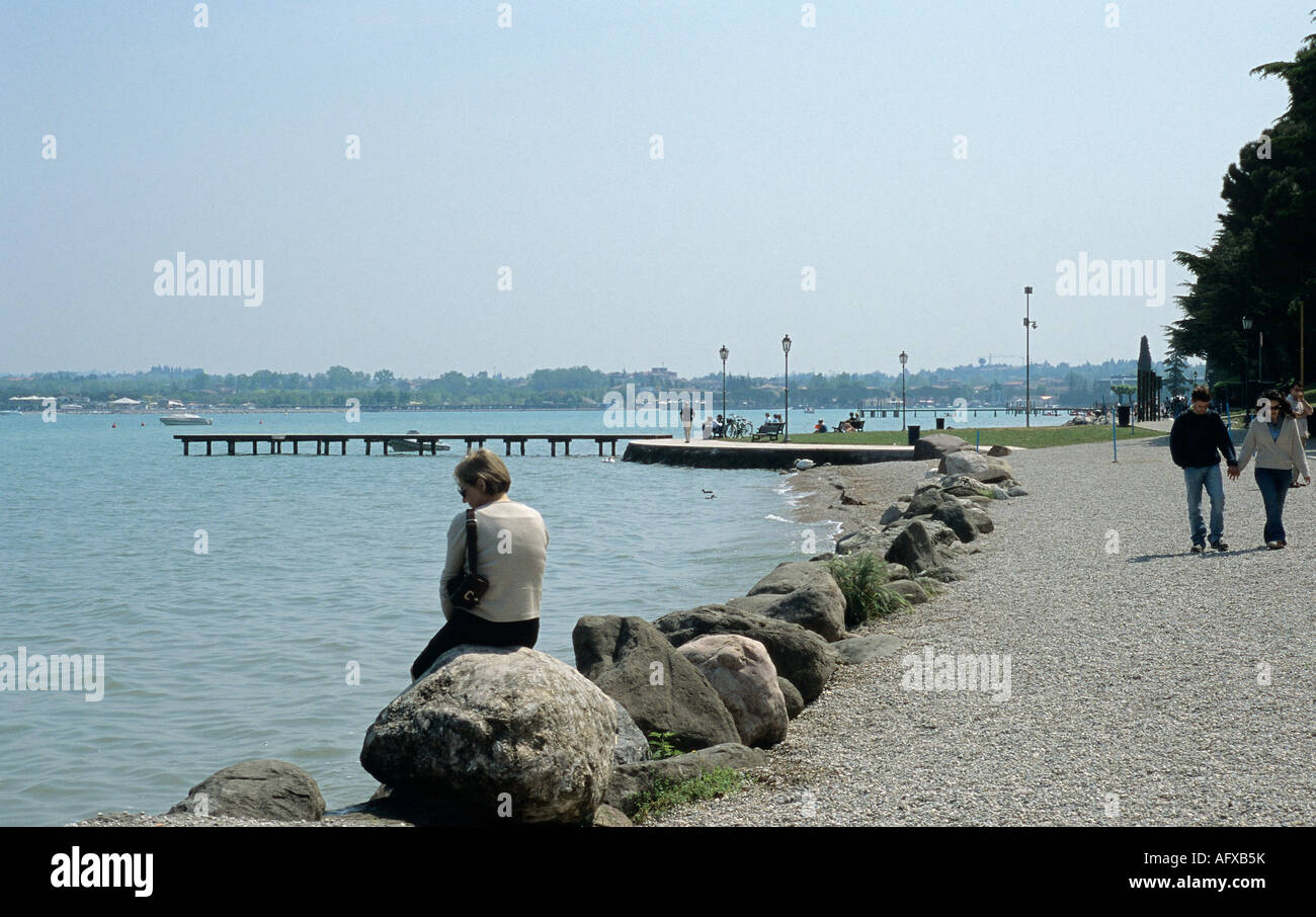 Beach on lago di Garda Strand am Gardasee Stock Photo - Alamy