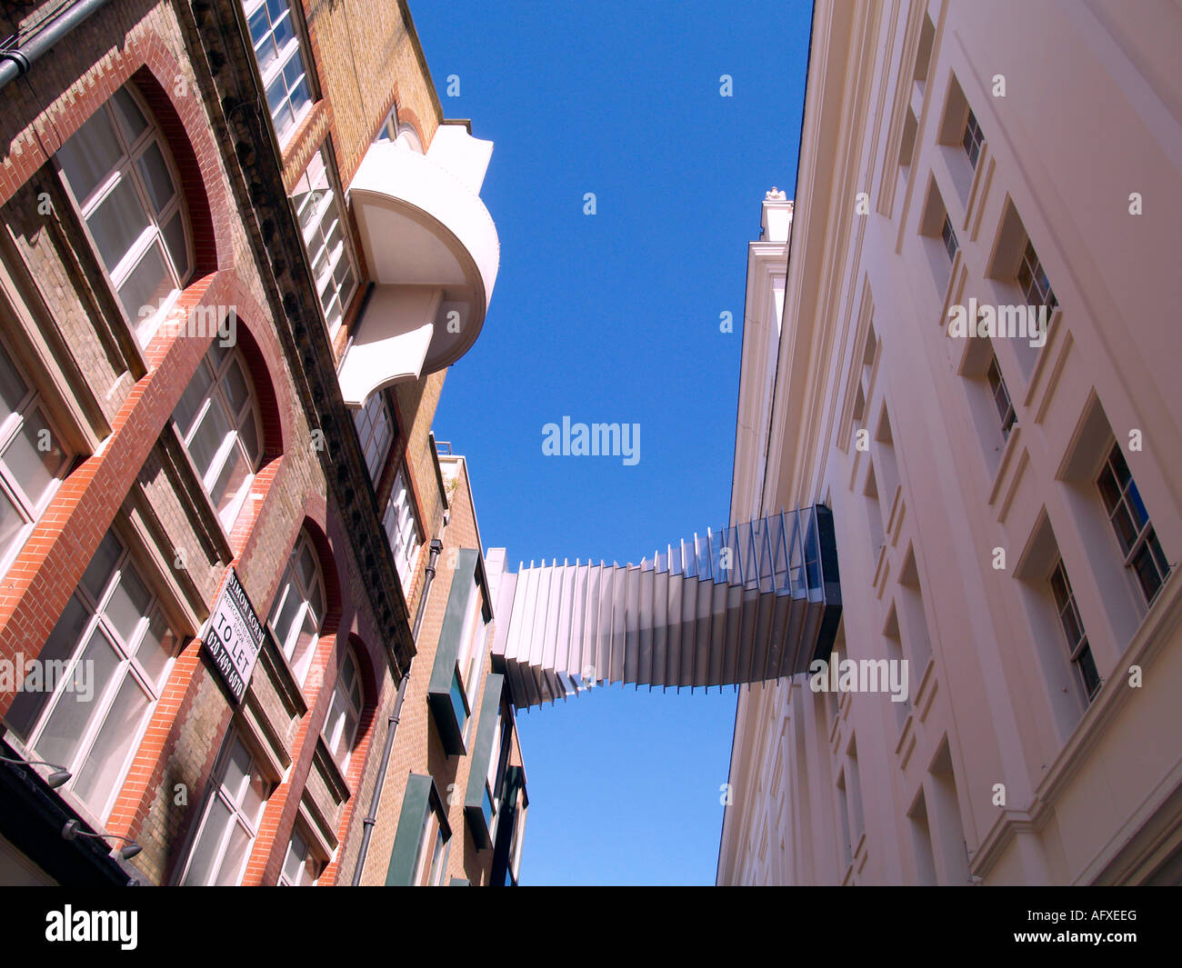 Architectural Bridge between two office buildings Stock Photo - Alamy