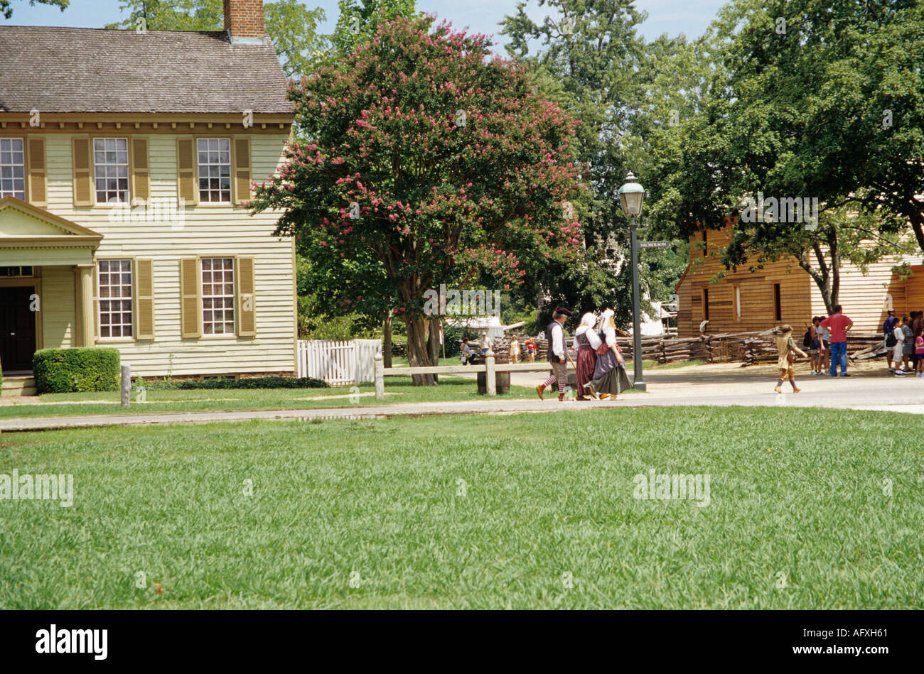 COLONIAL WILLIAMSBURG VIRGINIA USA Colonial style building along ...