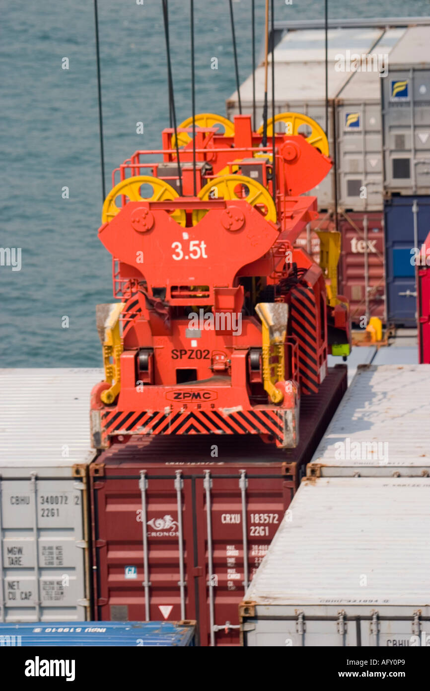 Container ship heavy lift crane attaching to container Stock Photo - Alamy