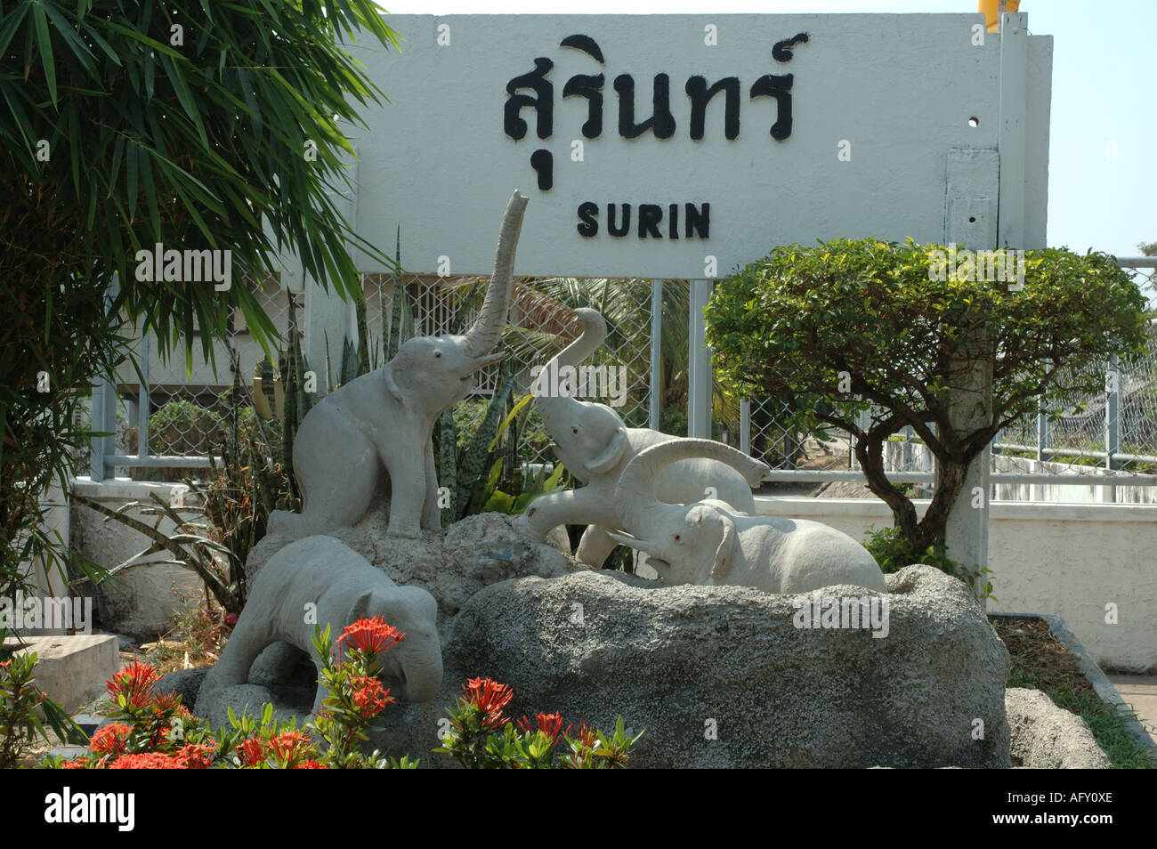 Thai ceramic elephant hi-res stock photography and images - Alamy