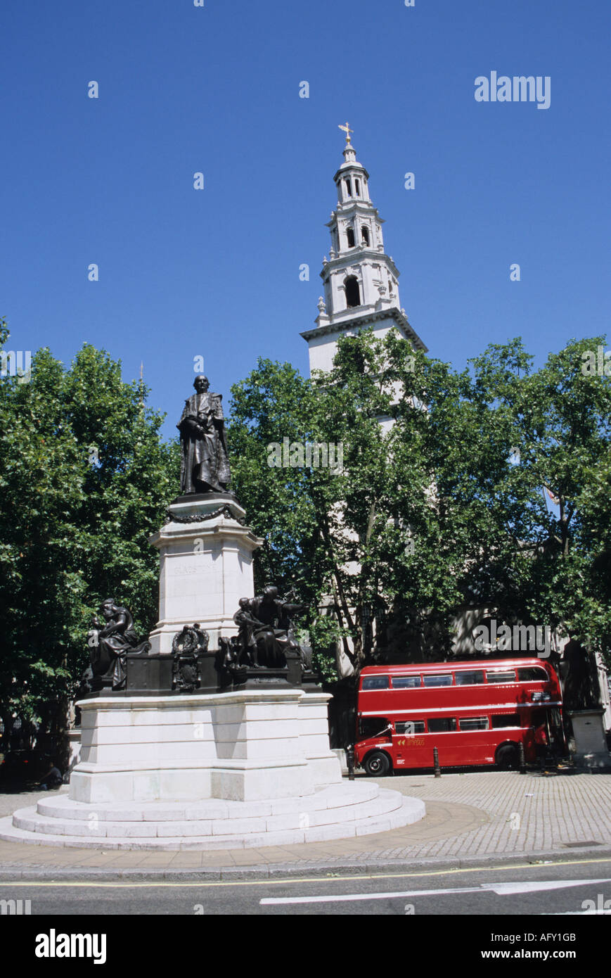 London Statue And Bus Stock Photo - Alamy