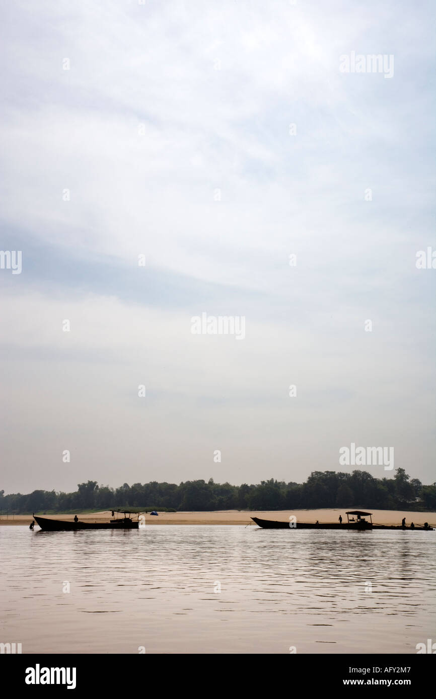 Fishermen at beach, Don Daeng, Mekong River, Laos Stock Photo - Alamy