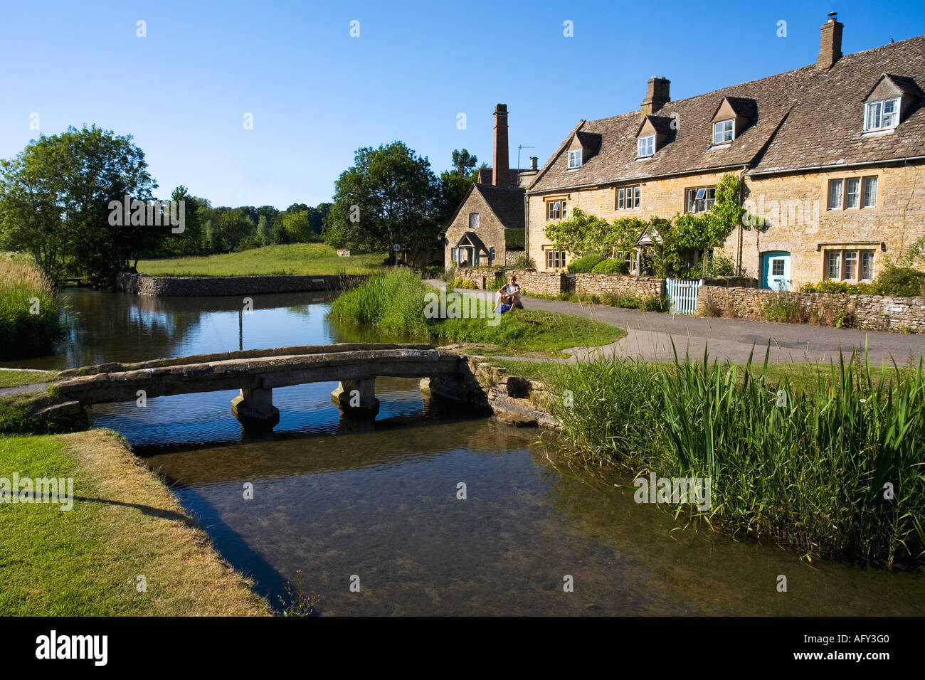 Cottages in windrush village gloucestershire hi-res stock photography ...