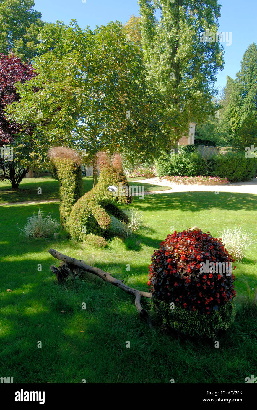 Squirrel topiary hi-res stock photography and images - Alamy