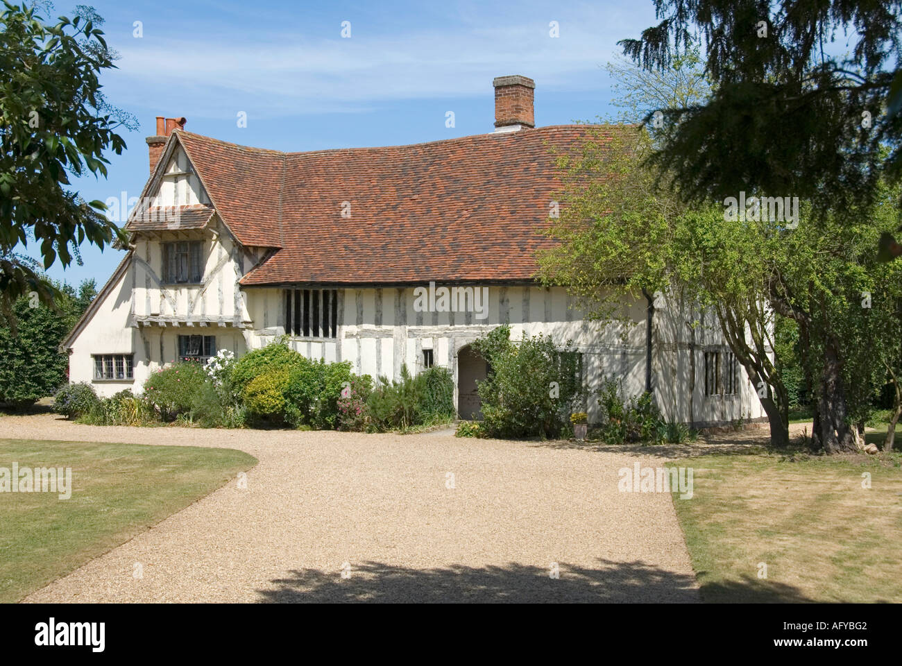 Uk house exterior drive way hi-res stock photography and images - Alamy