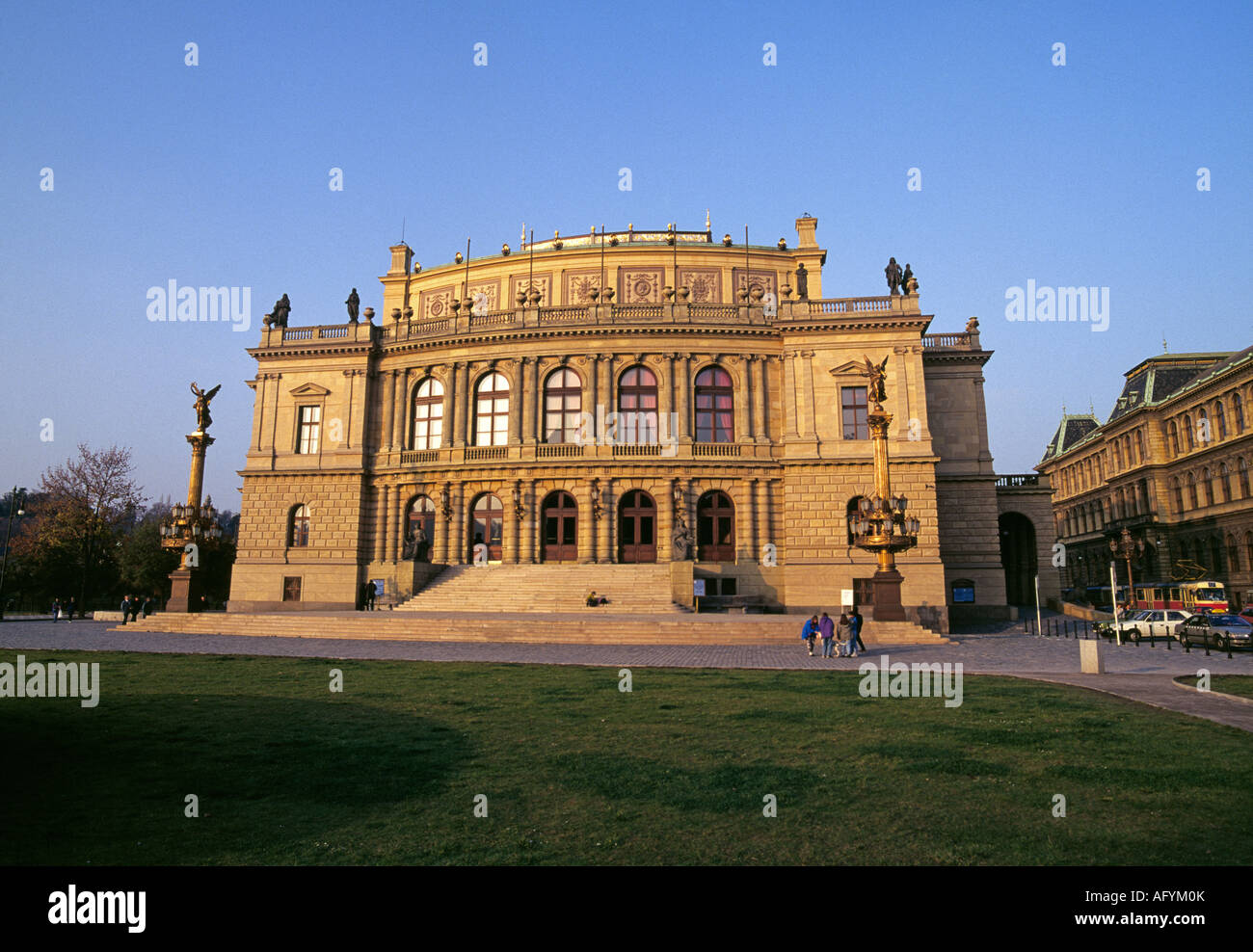 Wire opera house hi-res stock photography and images - Alamy