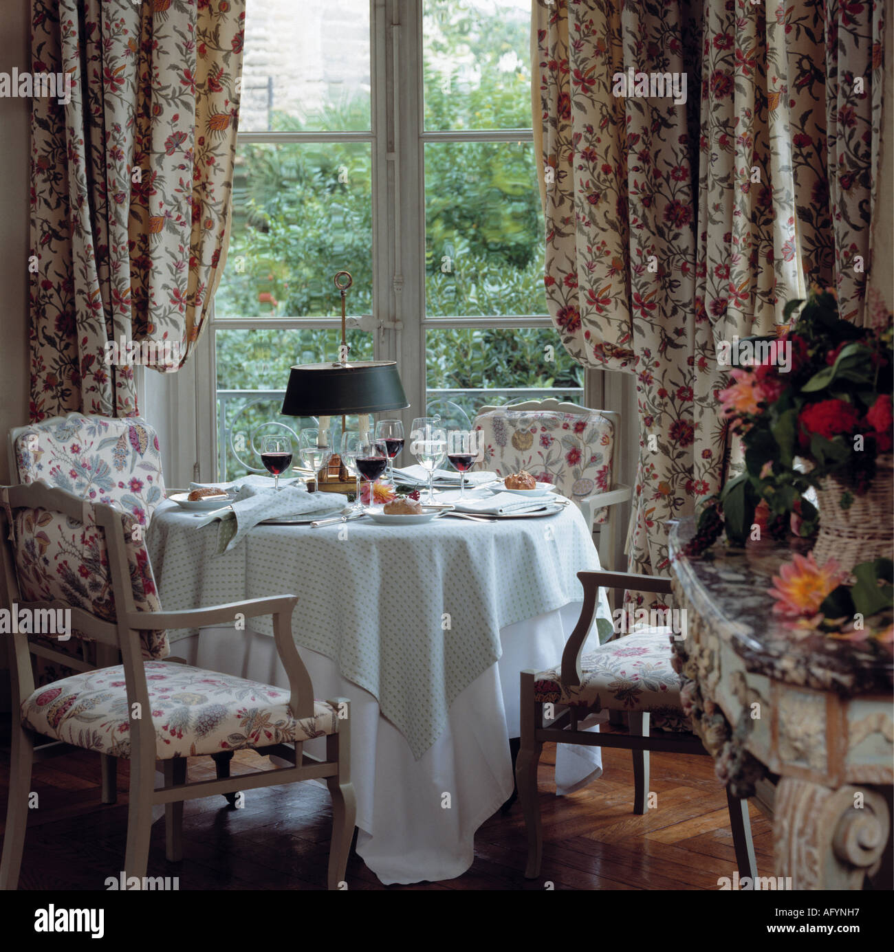 Designer window house hi-res stock photography and images - Alamy