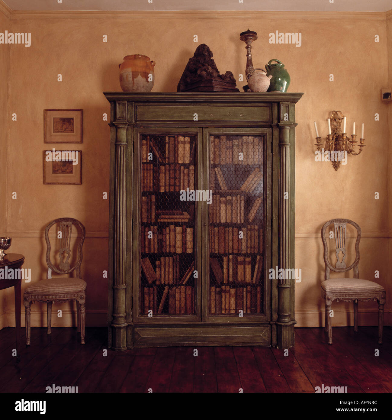 Bookcases between room hi-res stock photography and images - Alamy